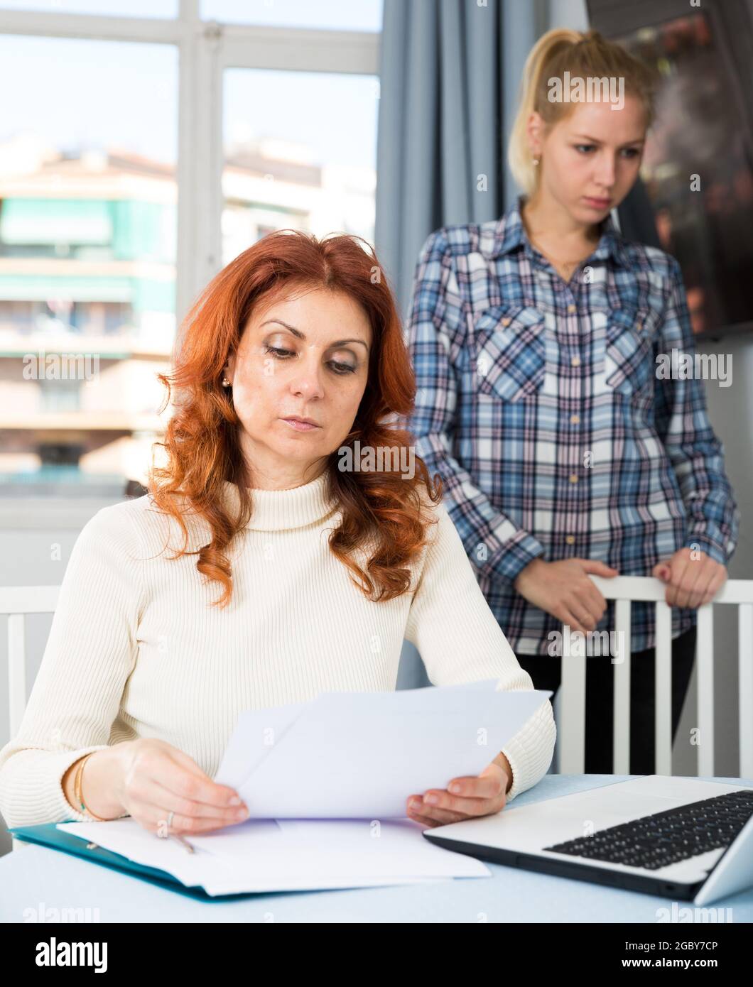 Women upset hi-res stock photography and images - Alamy