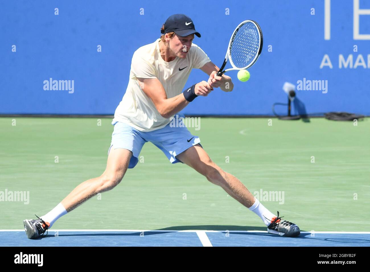 Washington, D.C, USA. 5th Aug, 2021. JANNIK SINNER hits a backhand ...