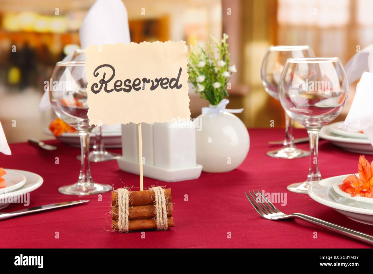 Reserved sign on restaurant table with empty dishes and glasses Stock ...