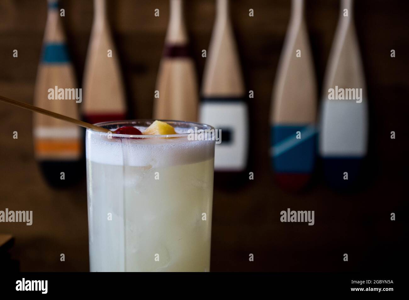 Hand holding whisky glass hi-res stock photography and images - Alamy