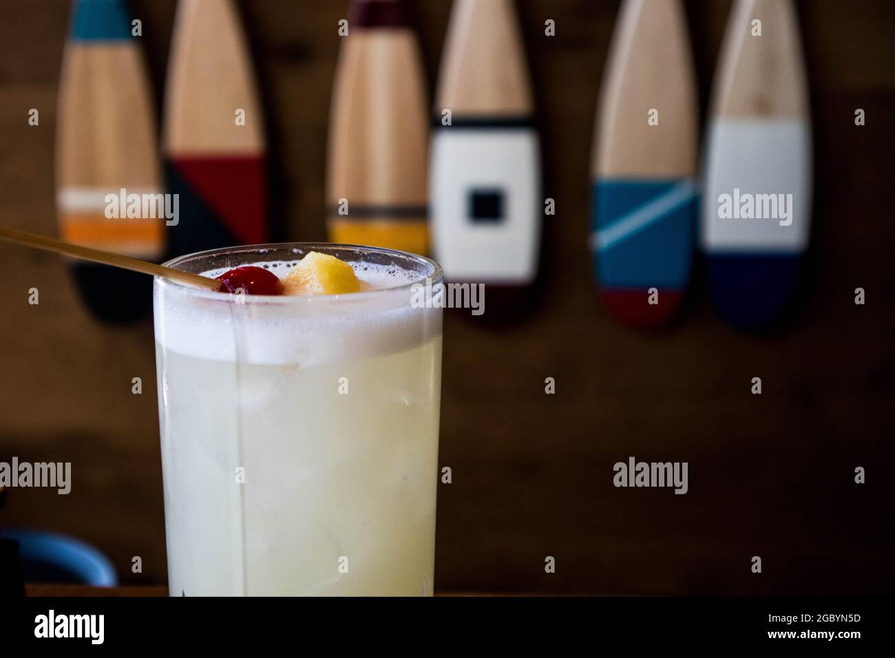 Hand holding whisky glass hi-res stock photography and images - Alamy