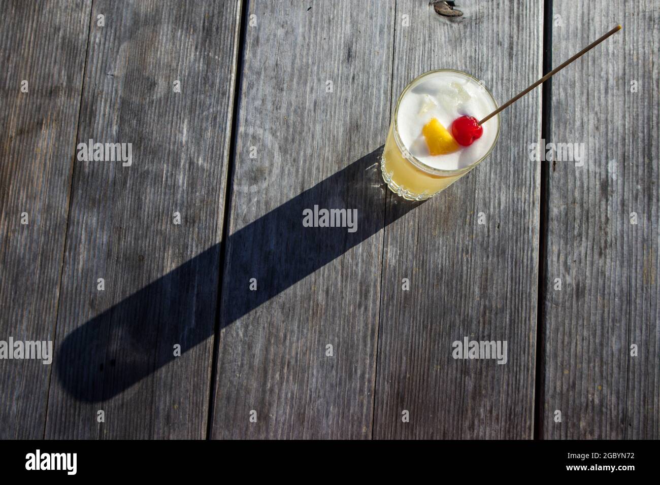 Hand holding whisky glass hi-res stock photography and images - Alamy