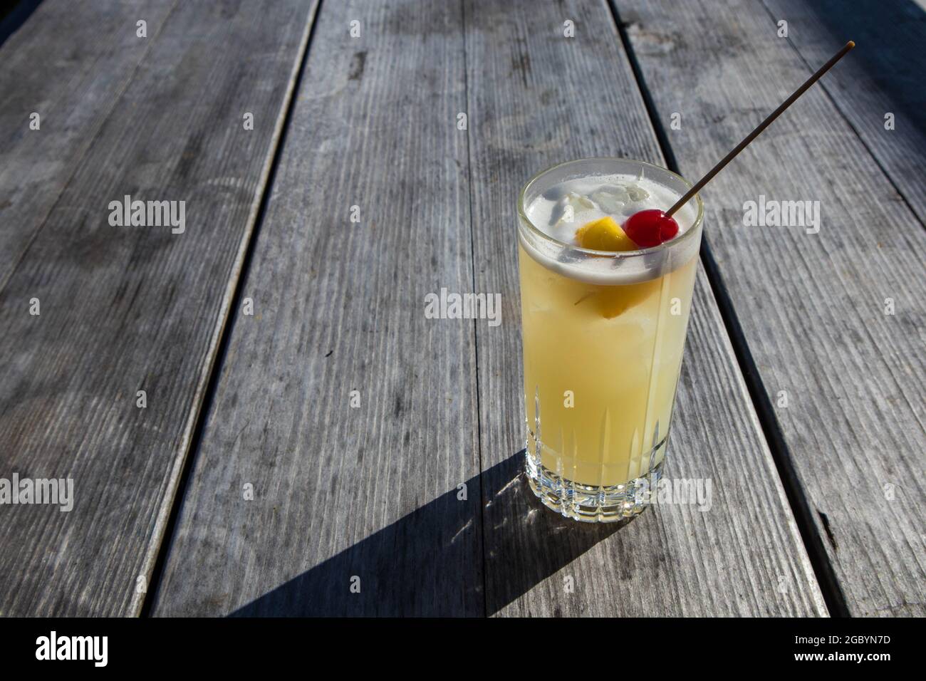 Hand holding whisky glass hi-res stock photography and images - Alamy