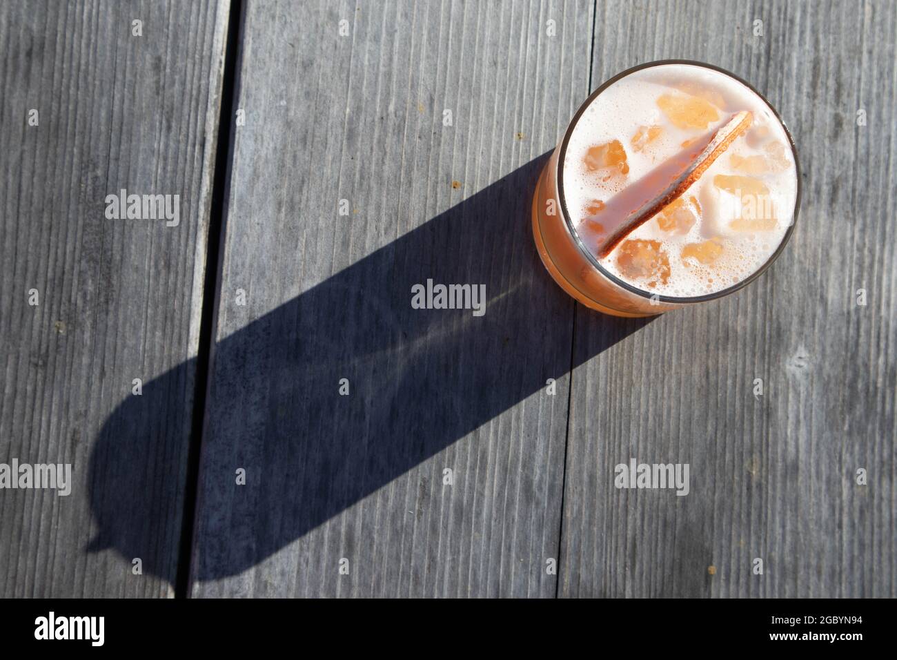 Gold bar overhead hi-res stock photography and images - Alamy