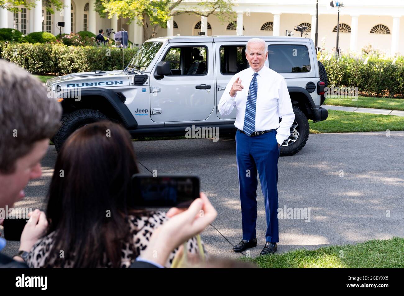White jeep wrangler rubicon hi-res stock photography and images - Alamy