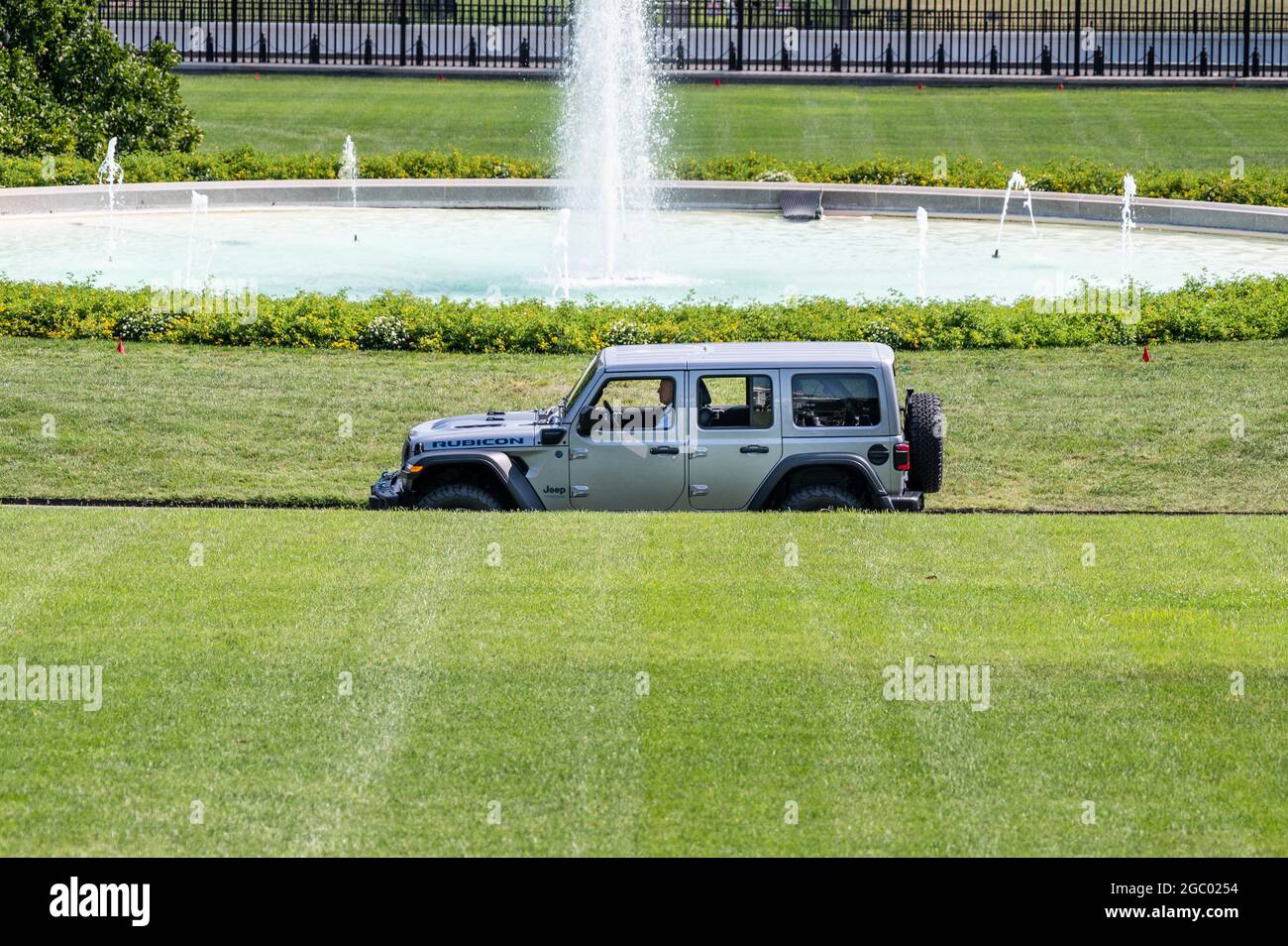 Joe biden drives a jeep wrangler rubicon hi-res stock photography and ...