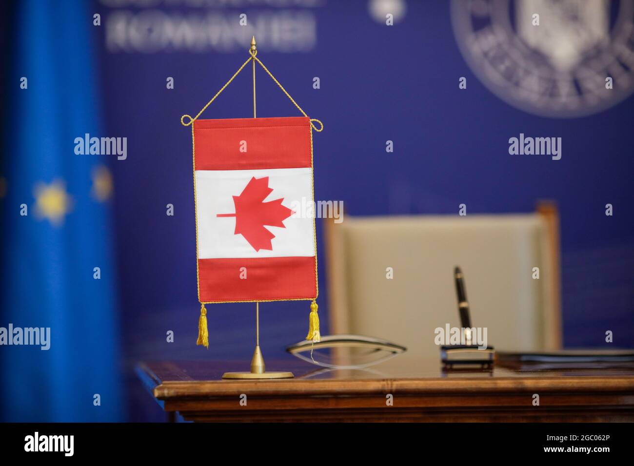 Canada flag map hi-res stock photography and images - Alamy