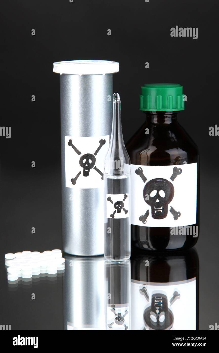Bottle poison skull fear toxic dangerous hi-res stock photography and ...