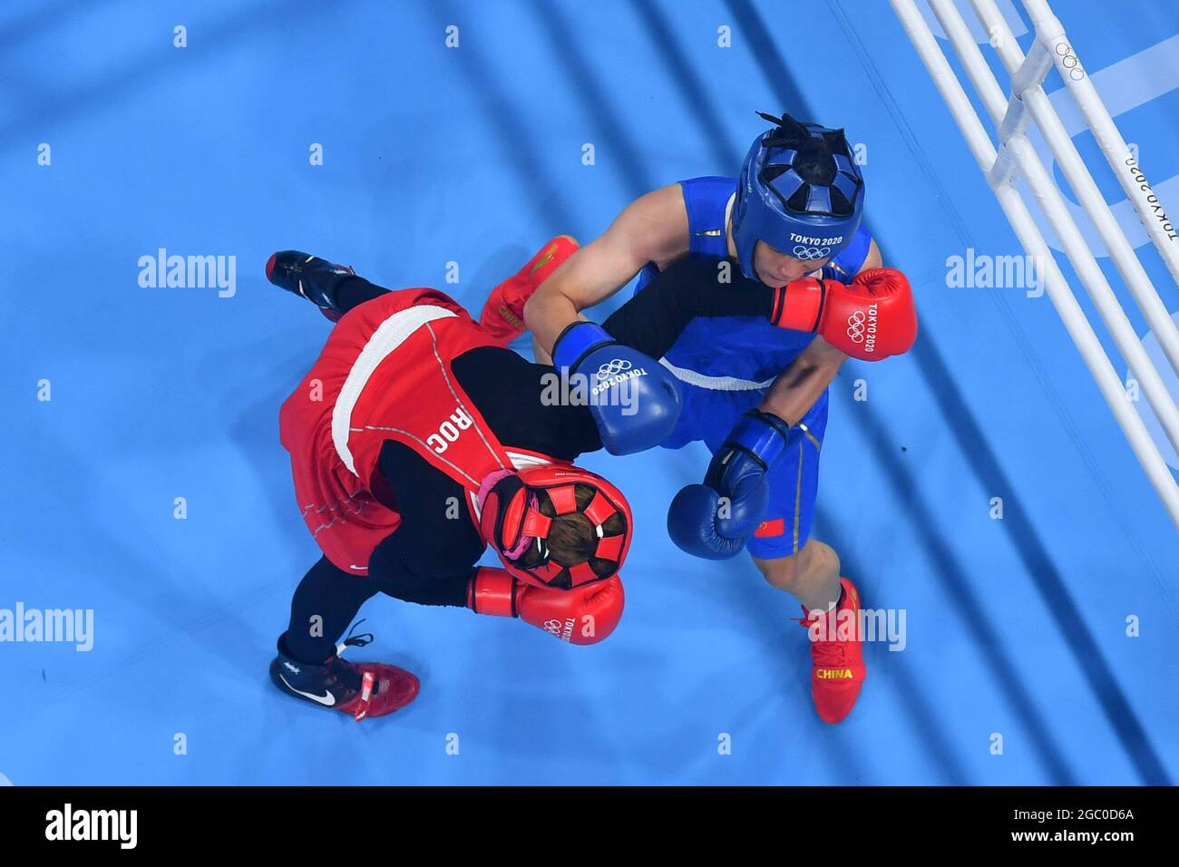Tokyo, Japan. 6th Aug, 2021. Li Qian (blue) of China competes against ...