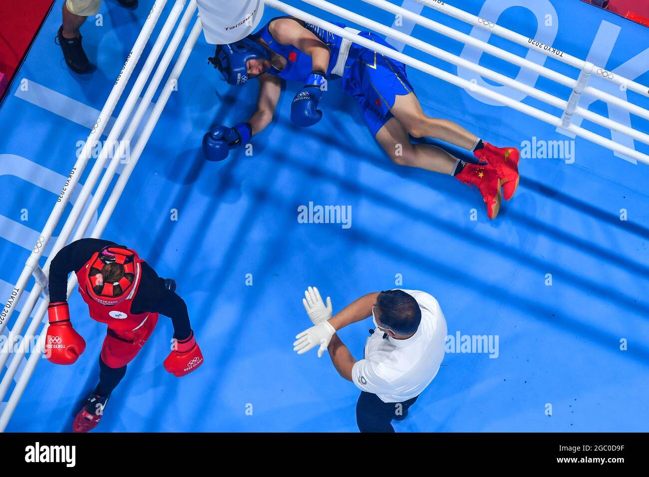 Tokyo, Japan. 6th Aug, 2021. Li Qian (blue) of China falls during the ...