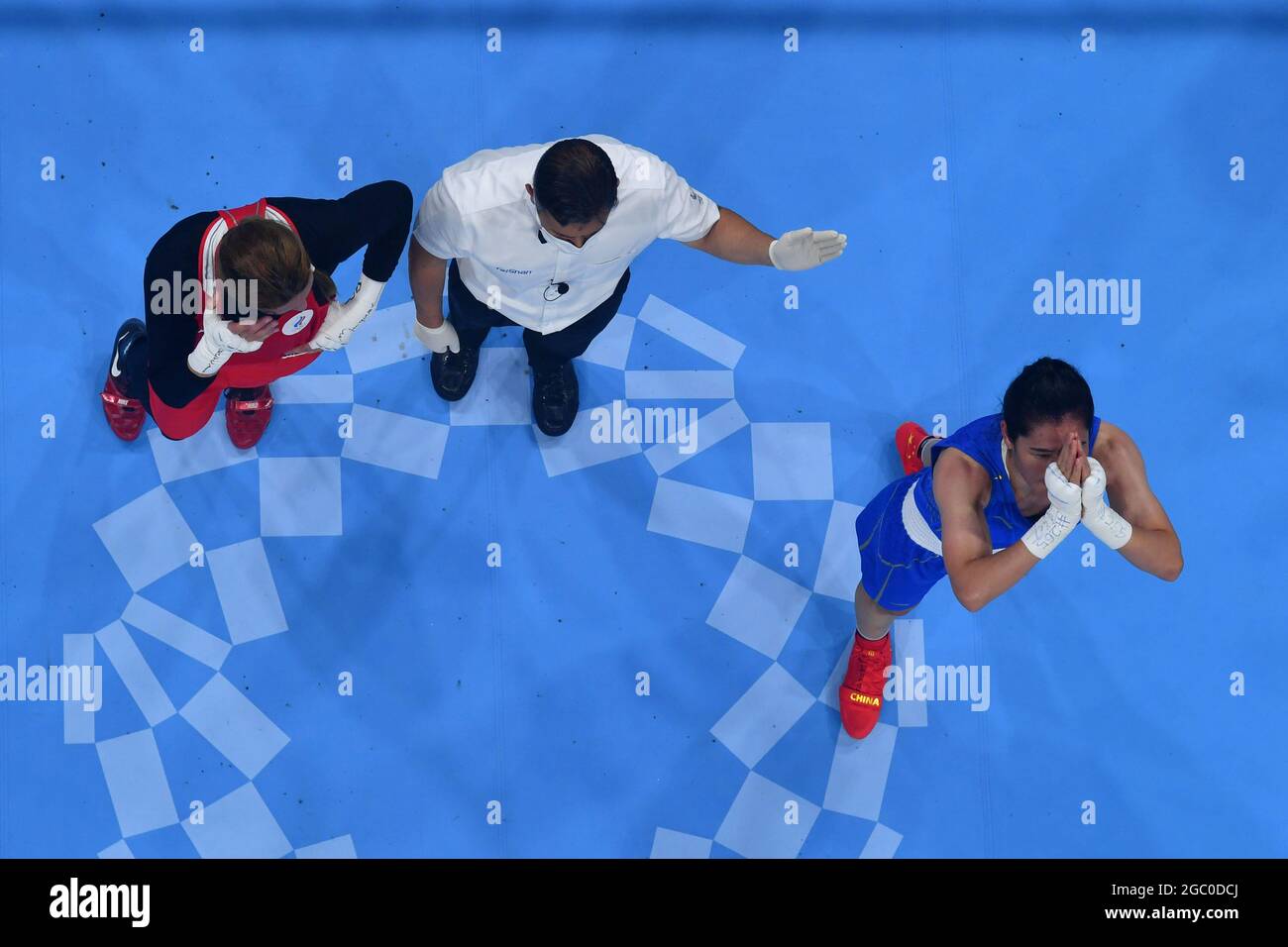 Tokyo, Japan. 6th Aug, 2021. Li Qian (blue) of China celebrates after ...
