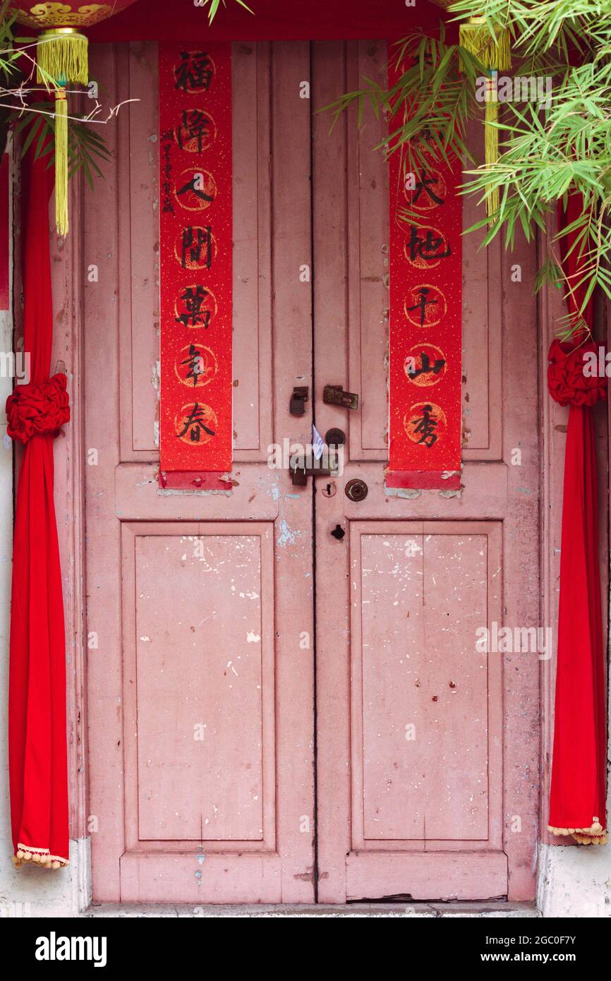 Red Chinese home door with black Chinese signs Stock Photo - Alamy