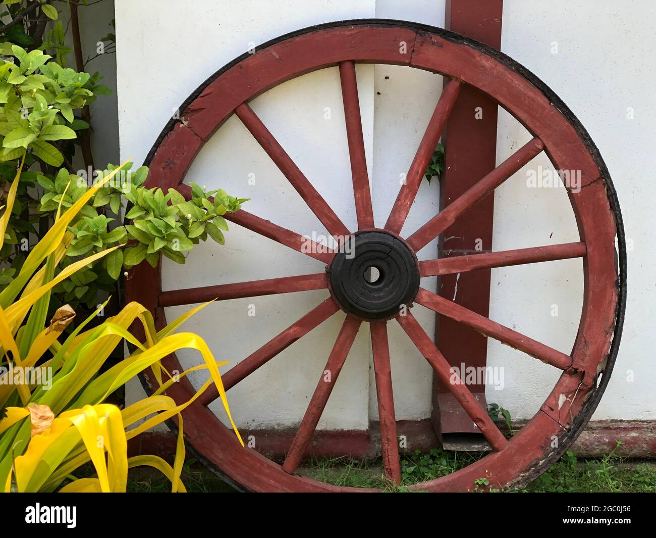 Isolated cartwheel on the wall, Very old cart wheel on the wall | wheel ...