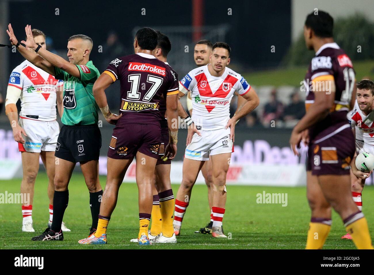 Referee signals rugby contact hi-res stock photography and images - Alamy