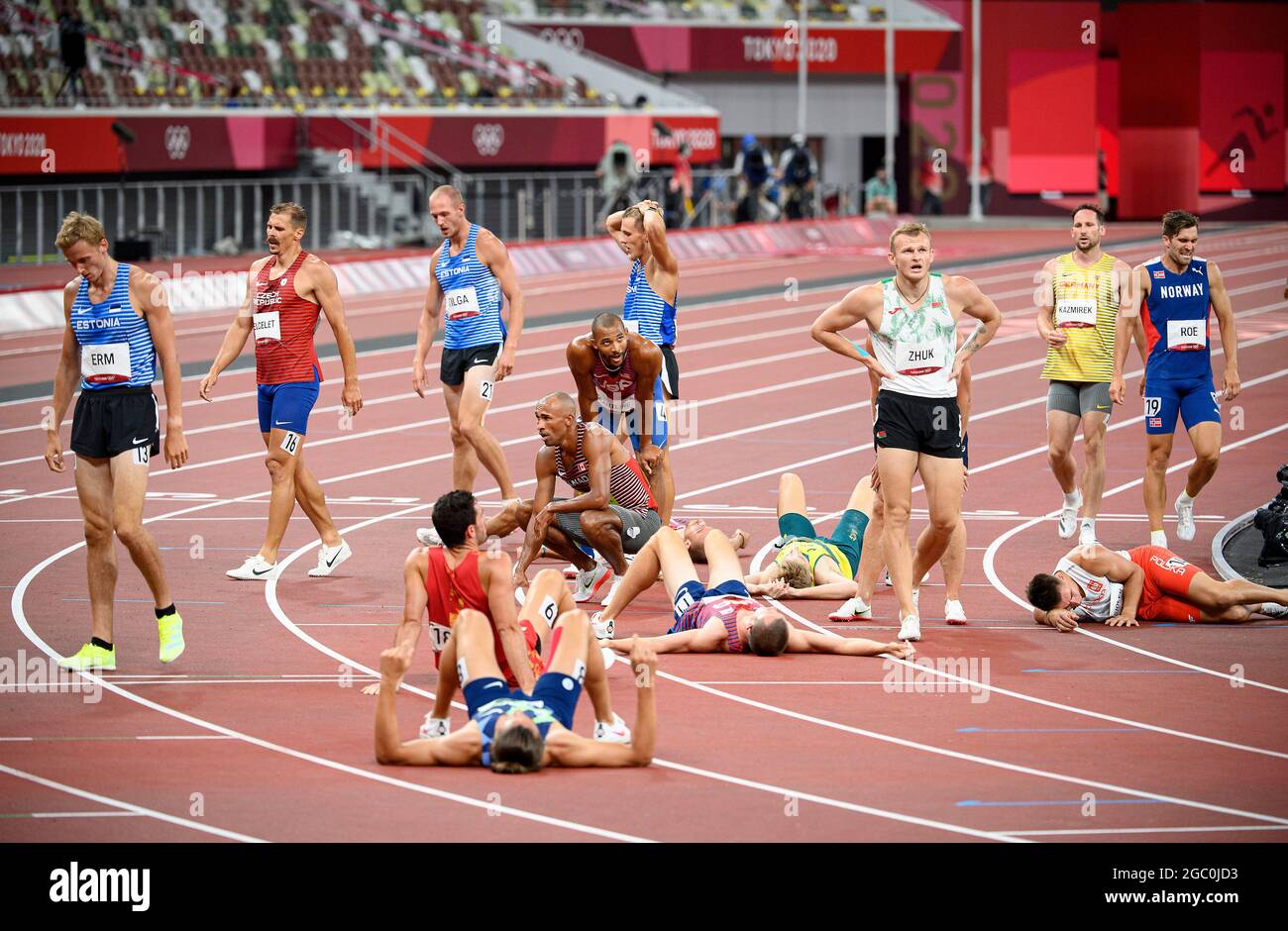 The decathletes exhausted at the finish, athletics, 1500m run ...