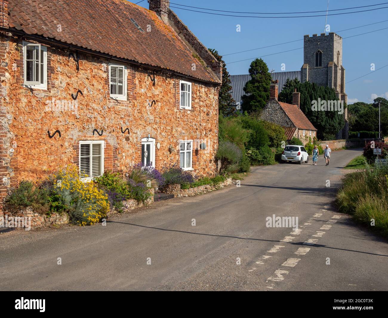Old english village scene hi-res stock photography and images - Alamy