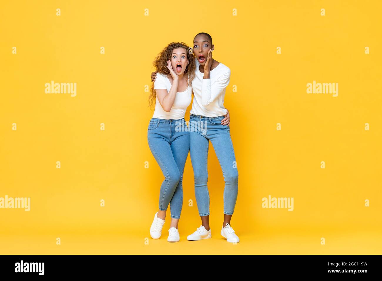 Female friends scared hi-res stock photography and images - Alamy