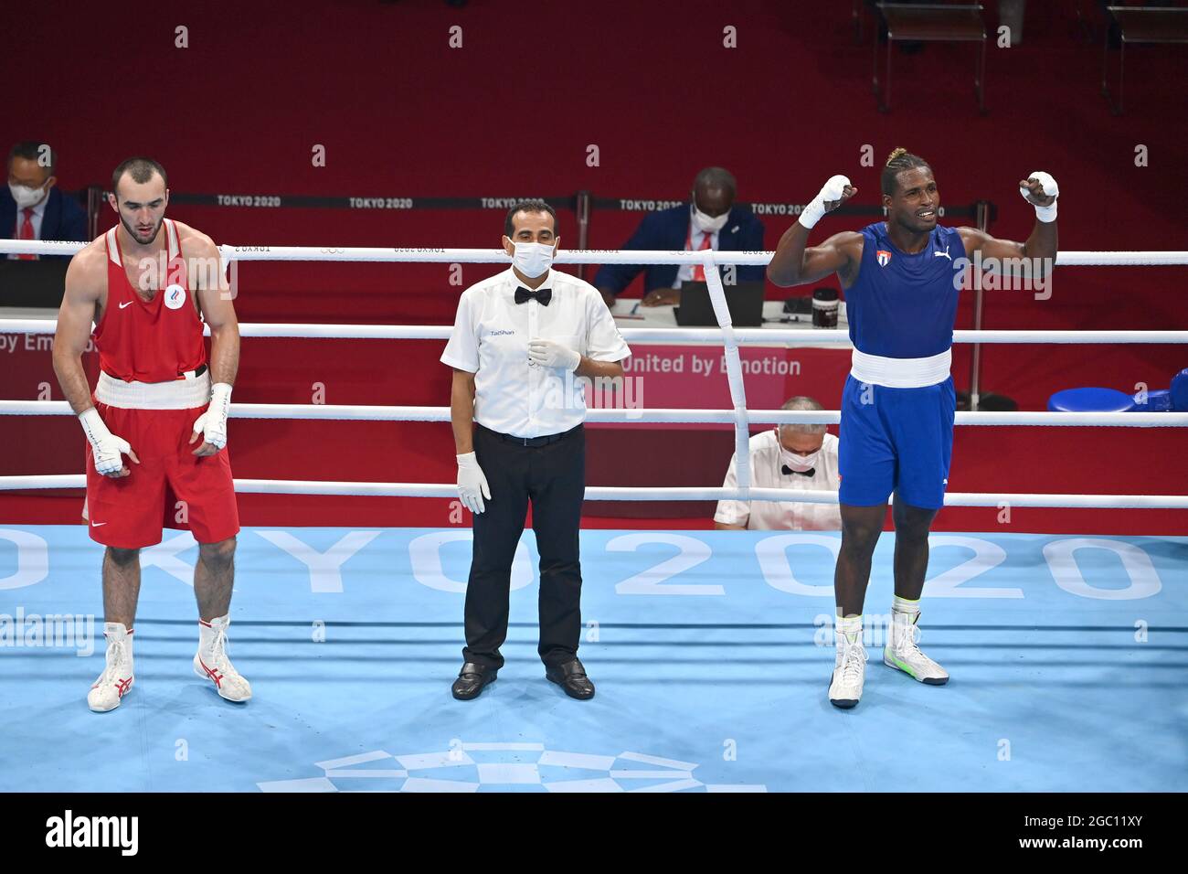 Muslim GADZHIMAGOMED (ROC), red, - Julio LA CRUZ (CUB), blue, award ...