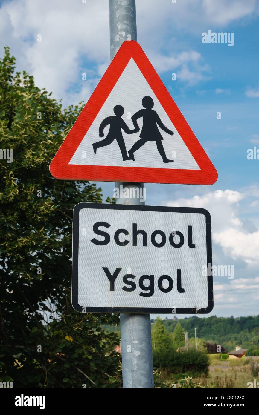 Speed warning at school crossing hi-res stock photography and images ...
