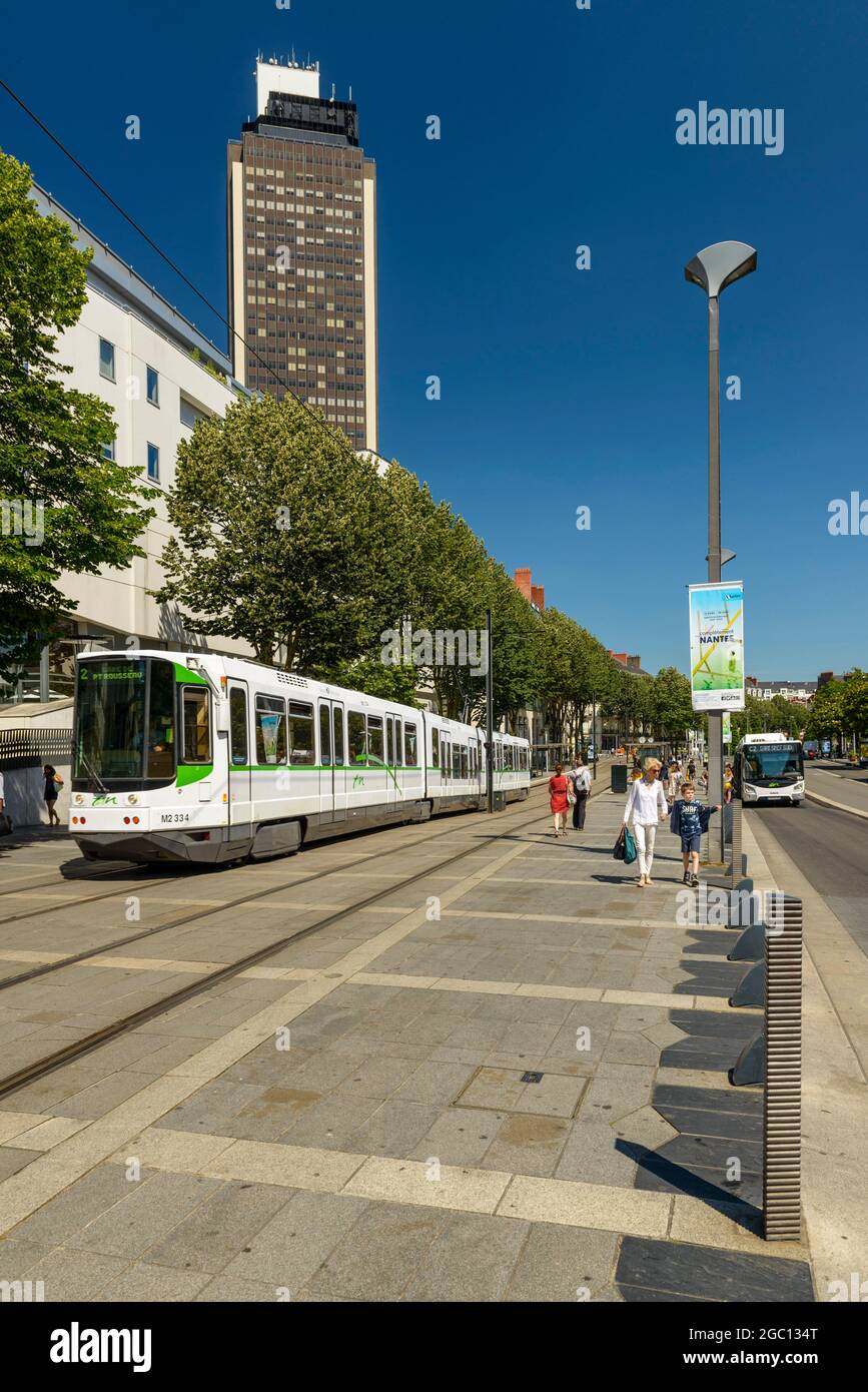 FRANCE, LOIRE-ATLANTIQUE (44), NANTES, COURS DES 50 OTAGES, TRAMWAY ...