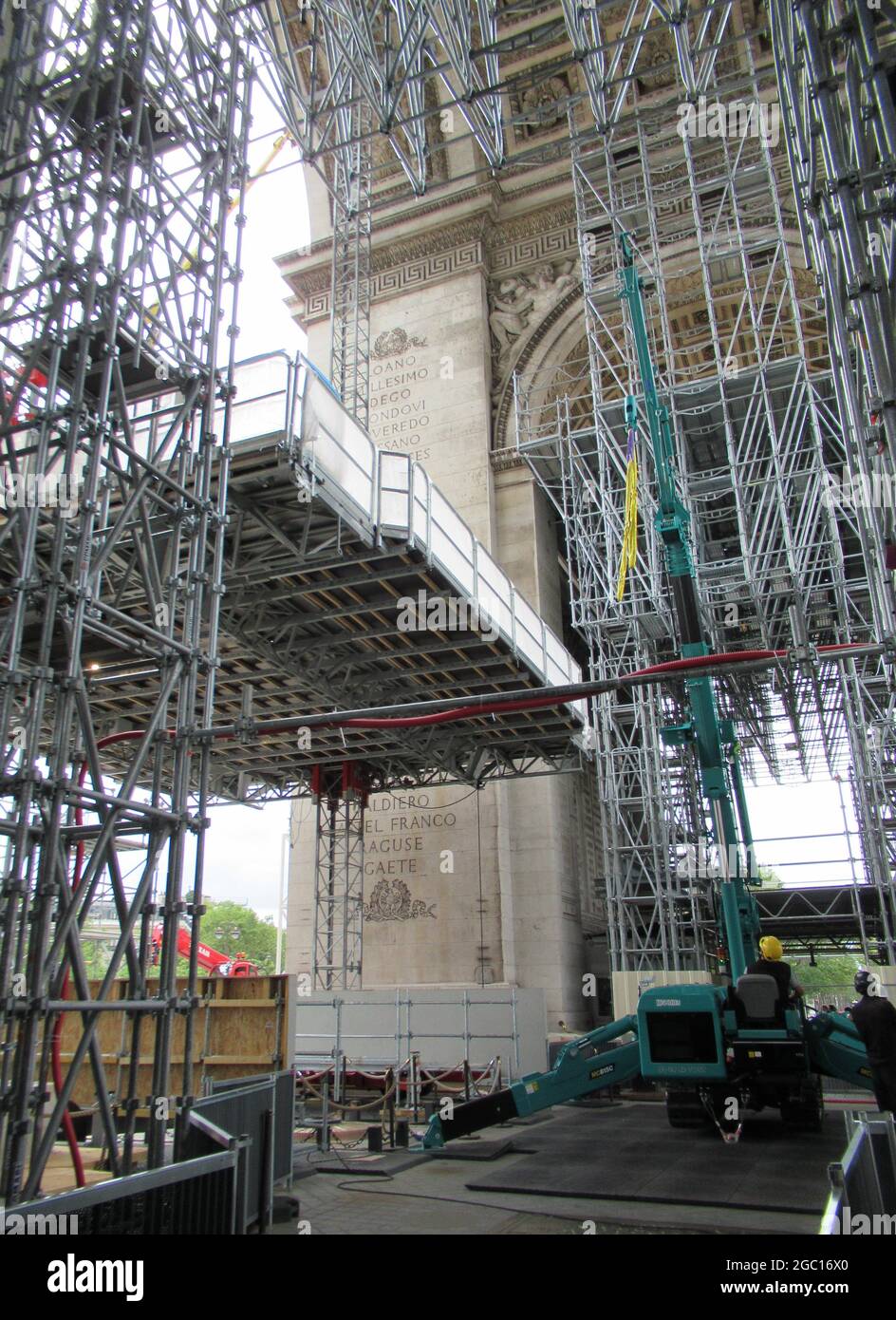 Paris, France. 04th Aug, 2021. Construction workers erect scaffolding ...