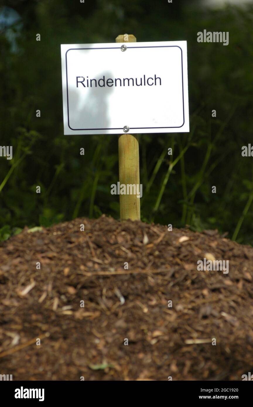 Bark mulch hi-res stock photography and images - Alamy