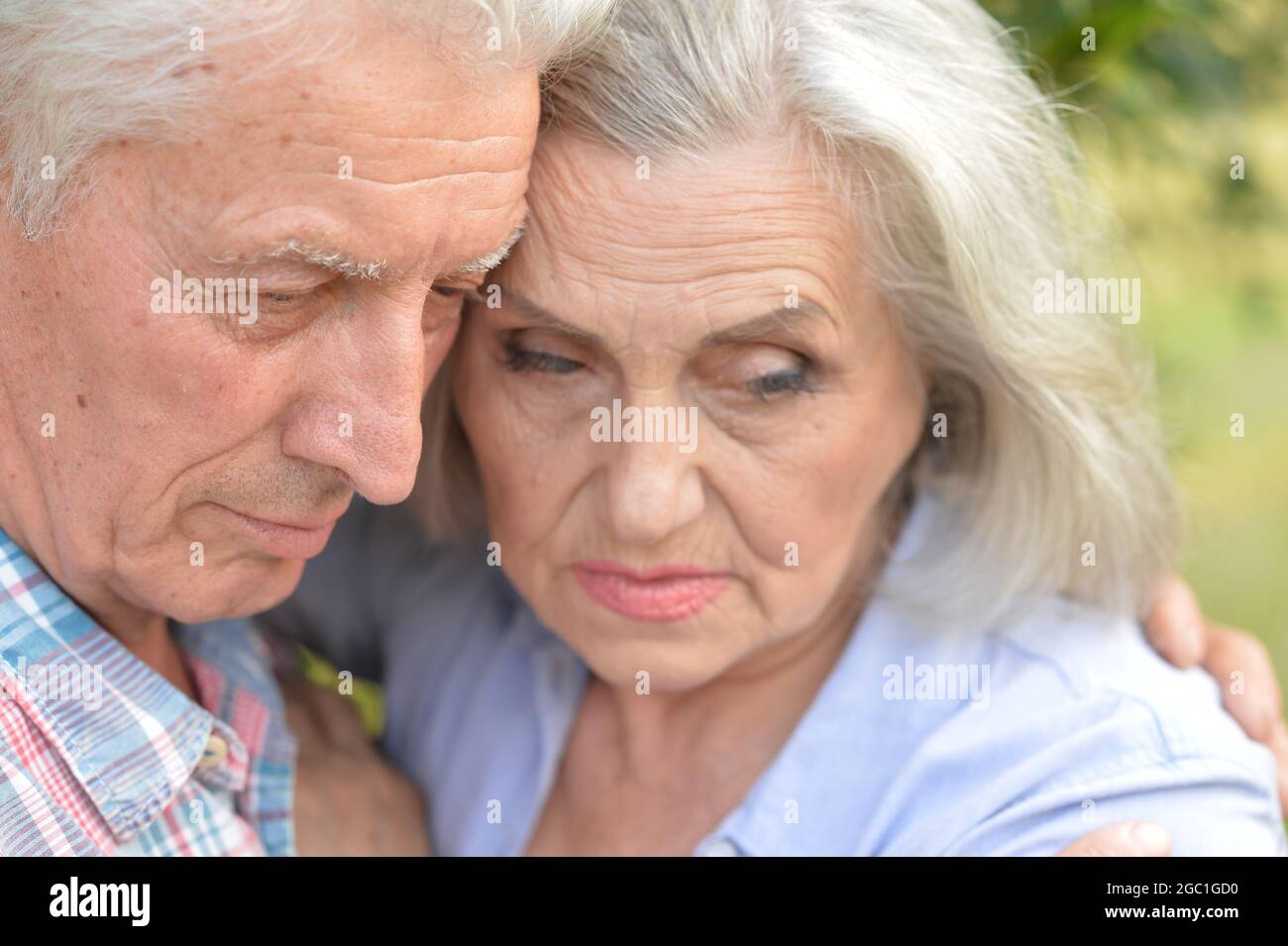Sad couple hug park hi-res stock photography and images - Alamy