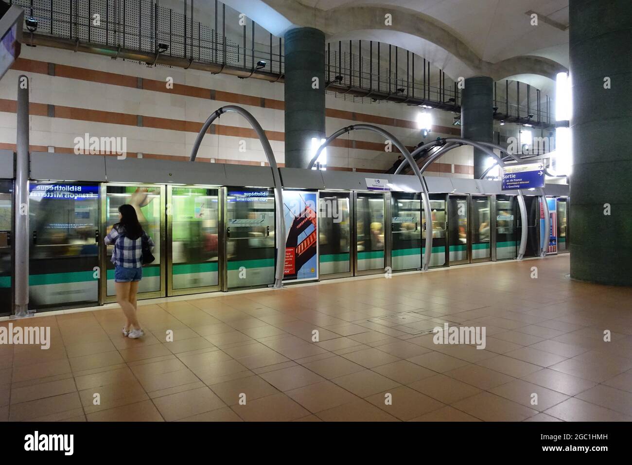 Paris, automatische Metro M14, Bibliotheque Francois Mitterand // Paris ...