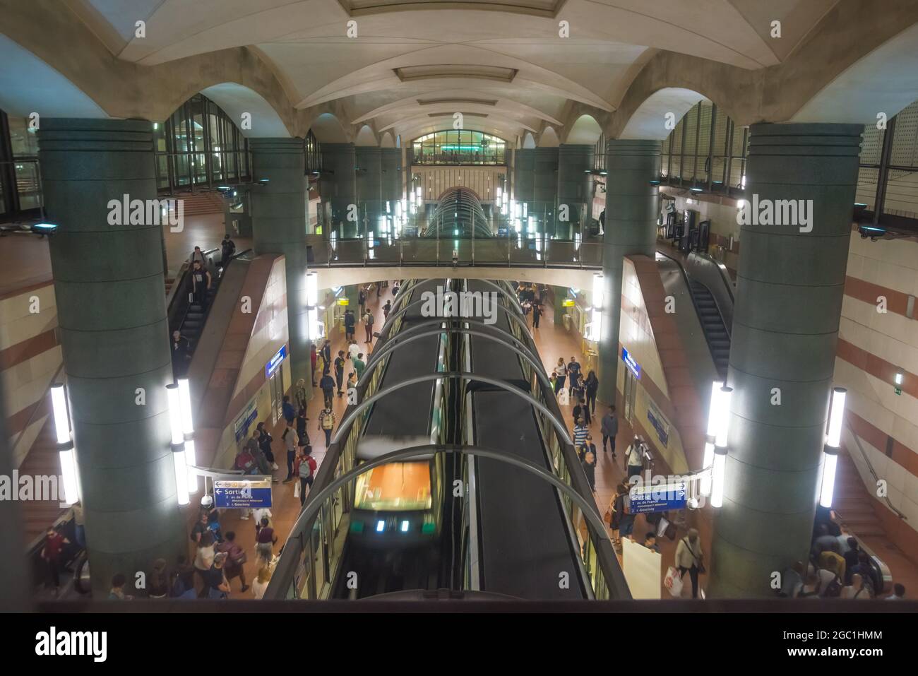 Paris, automatische Metro M14, Bibliotheque Francois Mitterand // Paris ...
