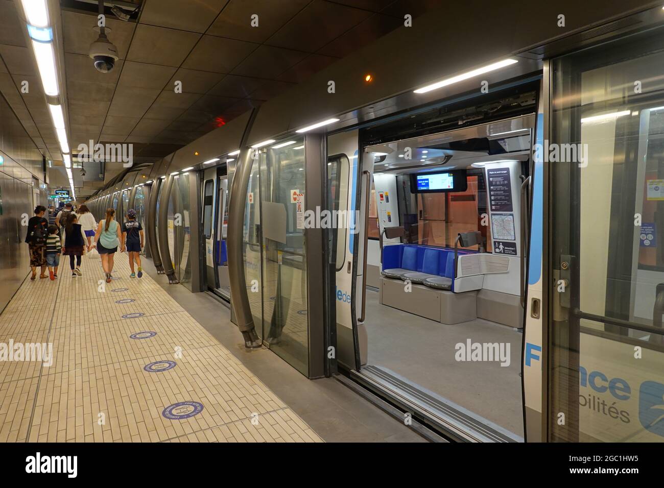 Paris, automatische Metro M14, Mairie de Saint-Ouen // Paris, Automatic ...