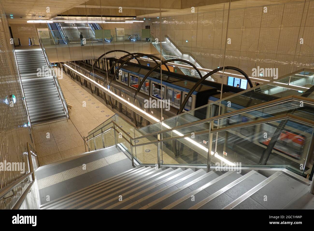 Paris, automatische Metro M14, Mairie de Saint-Ouen // Paris, Automatic ...