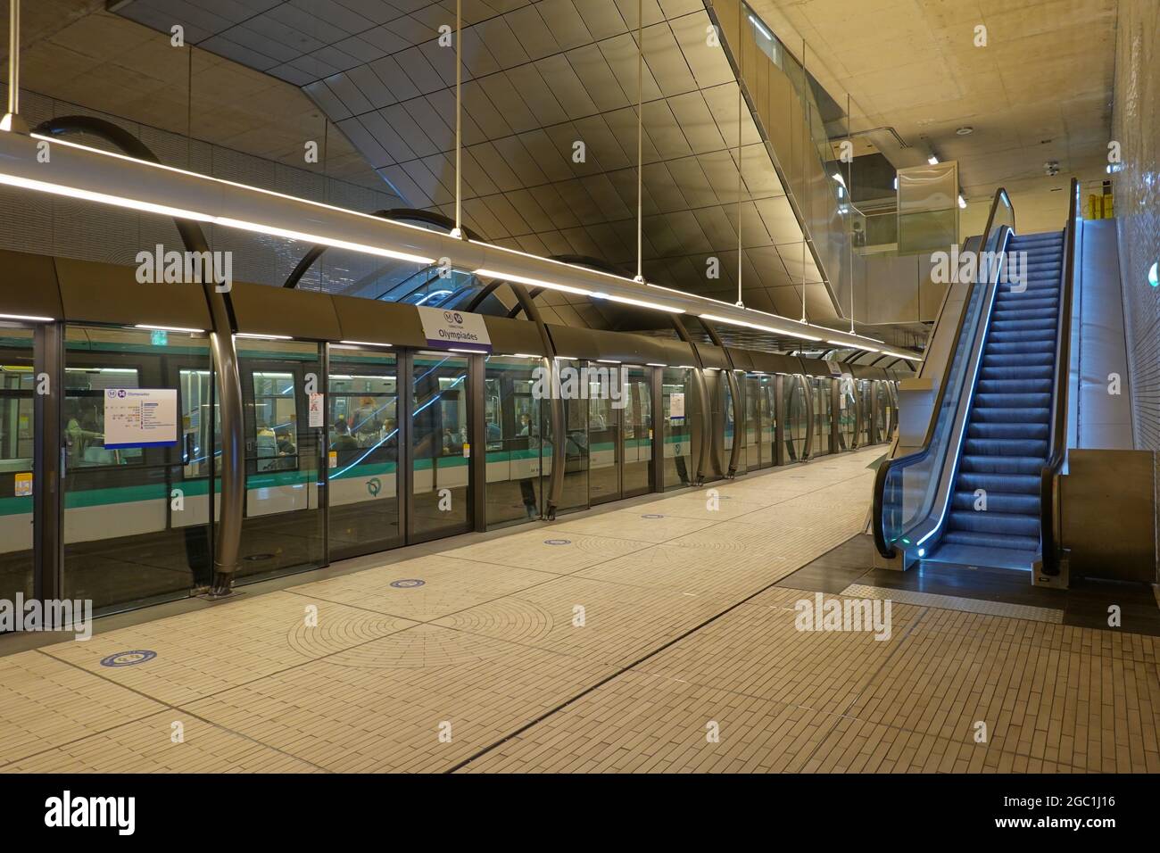 Paris, automatische Metro M14, Pont Cardinet // Paris, Automatic Metro ...