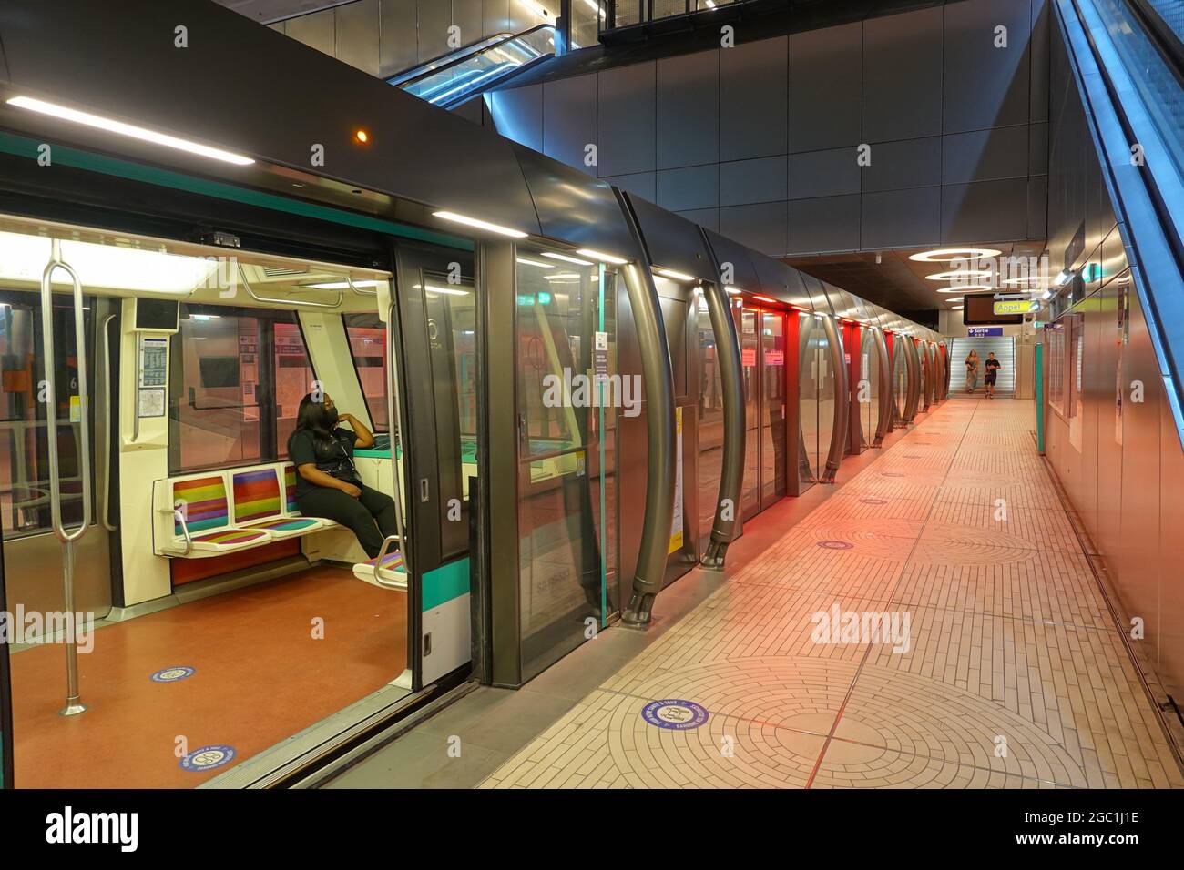 Paris, automatische Metro M14, Saint Ouen // Paris, Automatic Metro ...