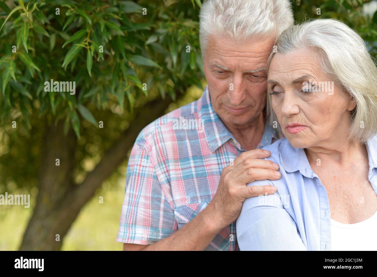 Sad couple hug park hi-res stock photography and images - Alamy
