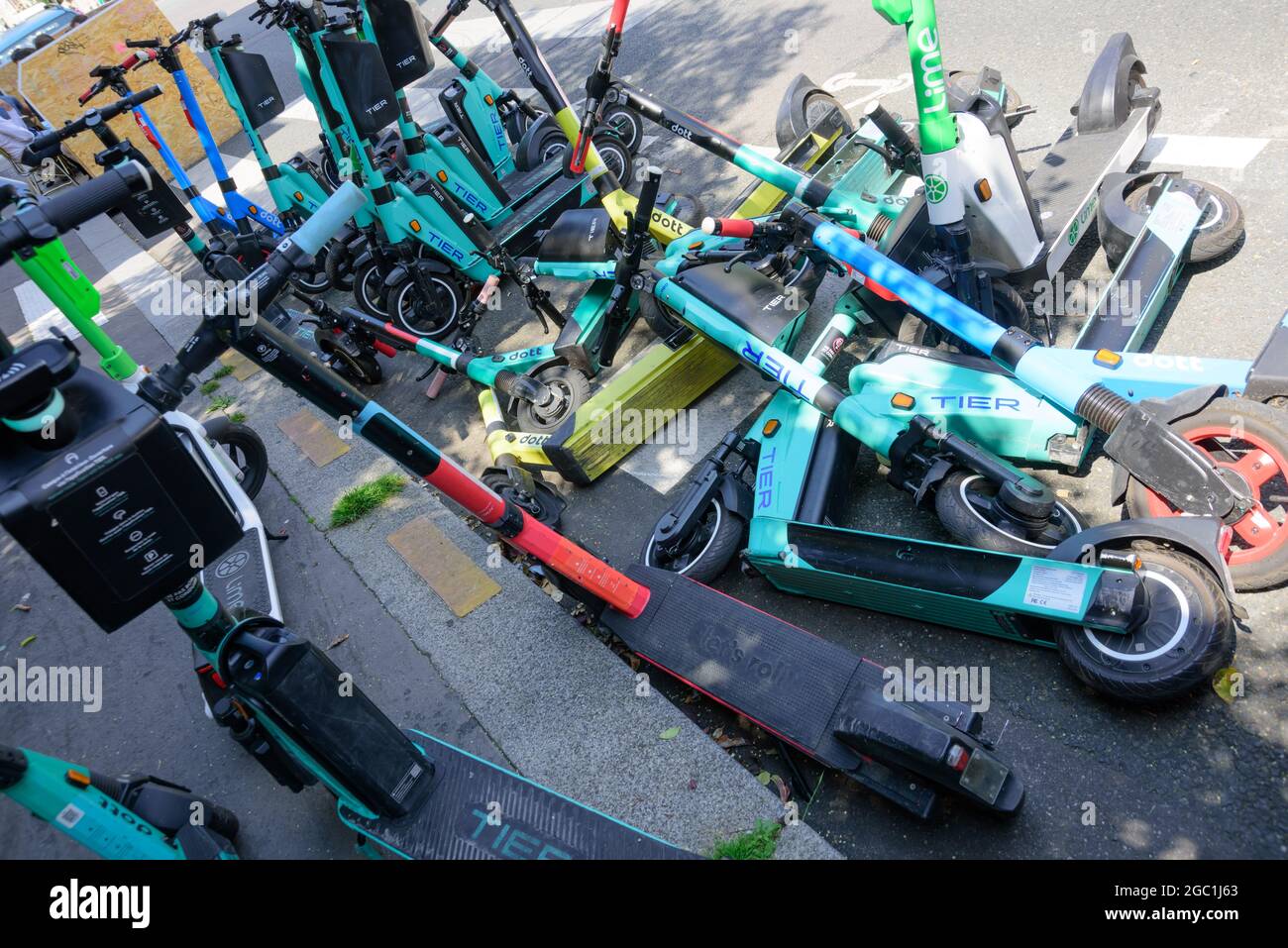 Scooter sharing paris hi-res stock photography and images - Alamy