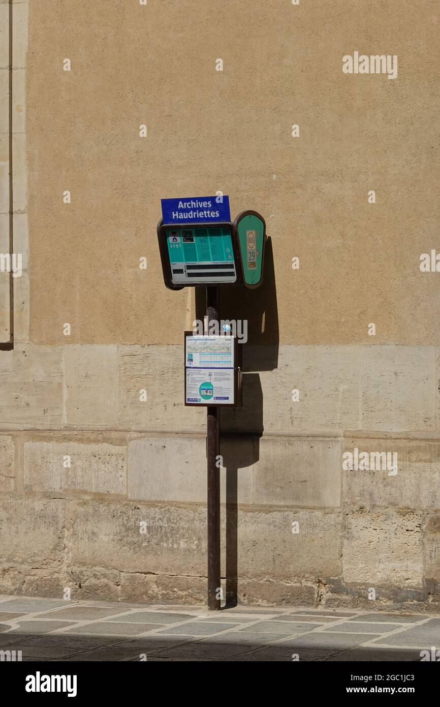 Paris, Busstation // Paris, Bus Stop Stock Photo - Alamy