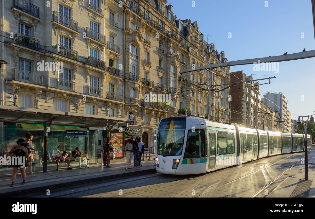 Paris, moderne Straßenbahnlinie T3, Porte de Vincennes // Paris, modern ...