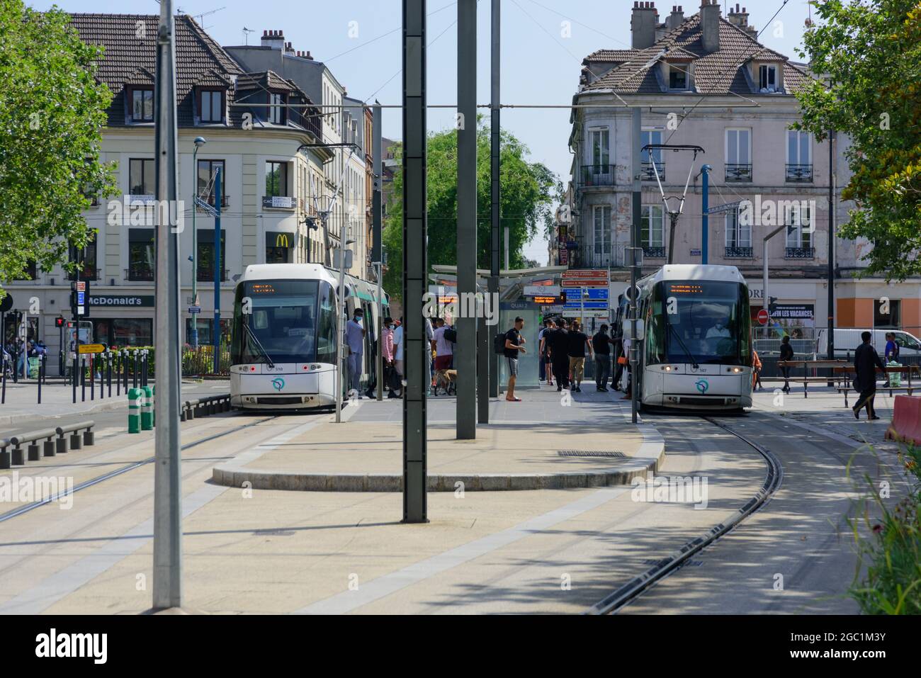 Paris, St-Denis, moderne Straßenbahnlinie T5 // Paris, St-Denis, modern ...