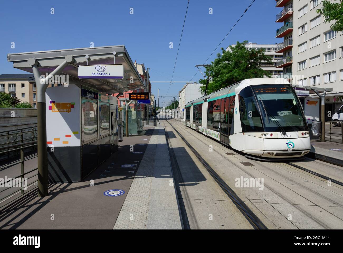 Paris, St-Denis, moderne Straßenbahnlinie T5 // Paris, St-Denis, modern ...