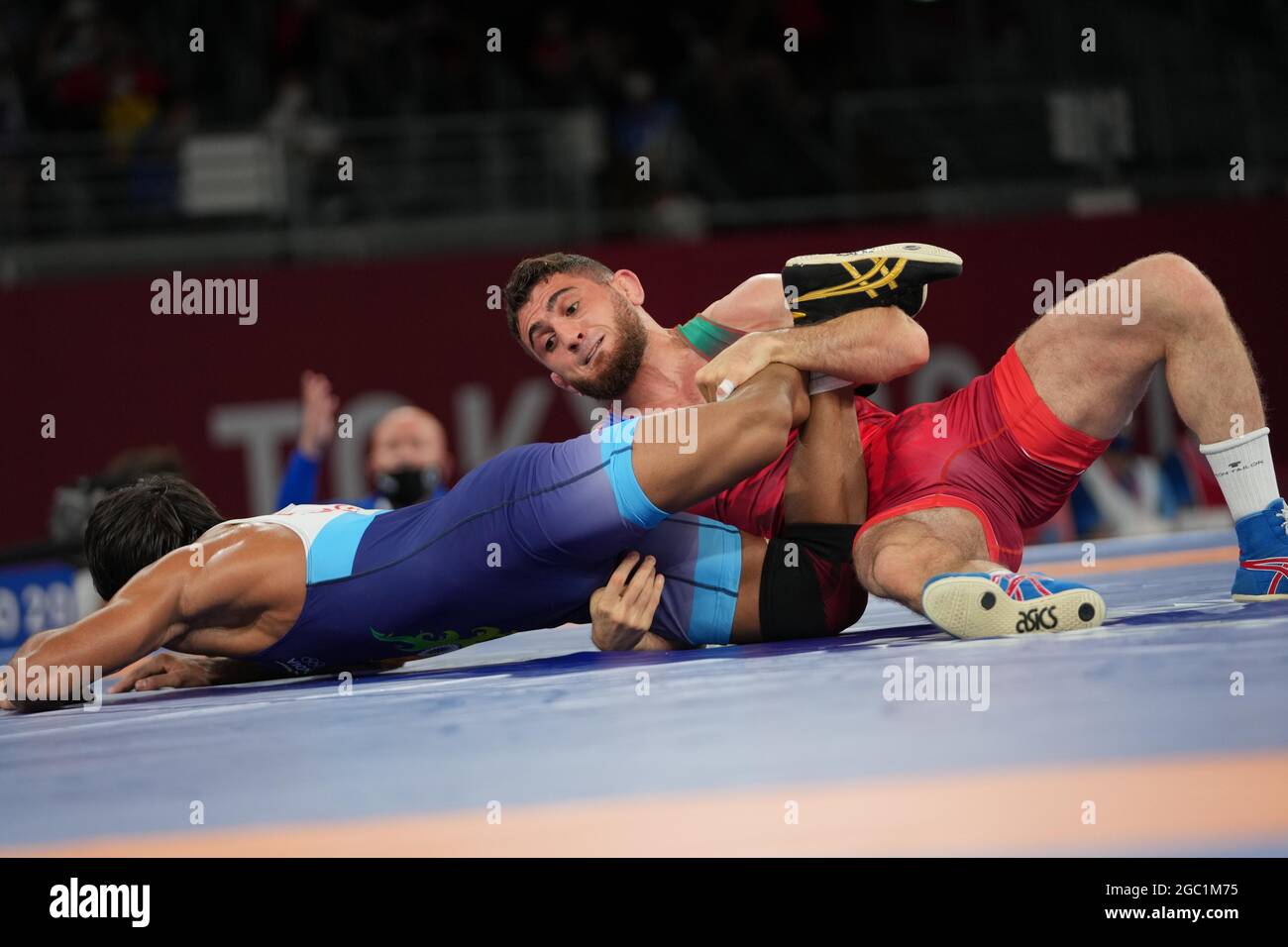 Chiba, Japan. 6th Aug, 2021. Haji Aliyev (red) of Azerbaijan competes ...