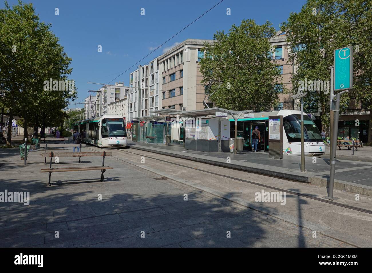 Paris, St-Denis, moderne Straßenbahnlinie T5 // Paris, St-Denis, modern ...
