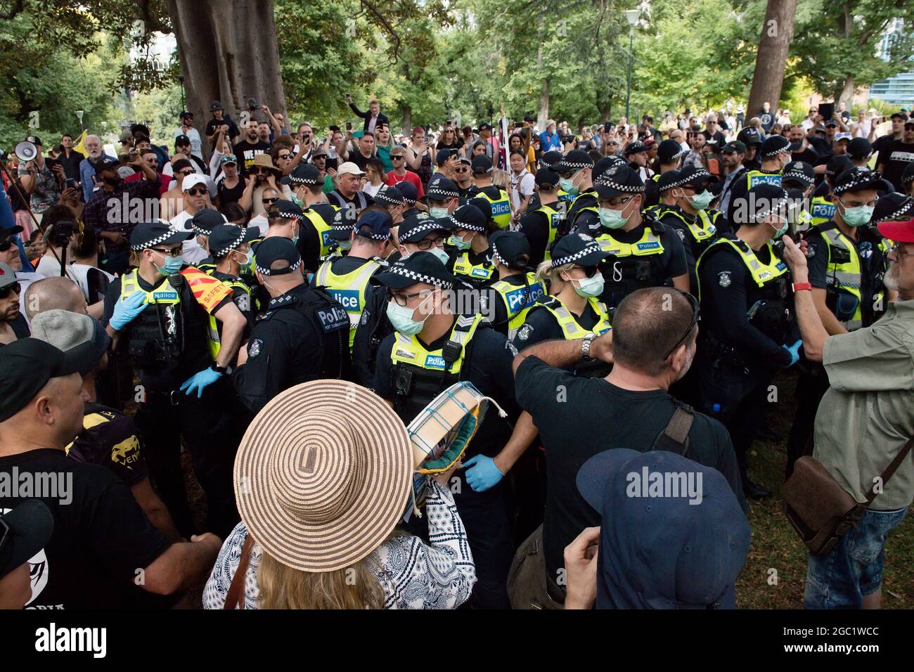 Chanting crowd hi-res stock photography and images - Alamy