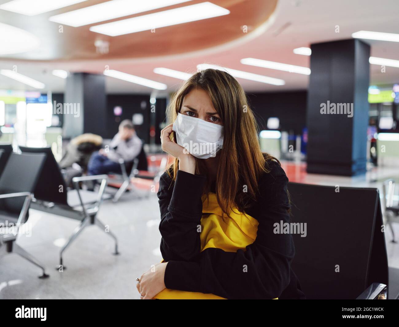 woman in medical mask passenger airport luggage Stock Photo - Alamy