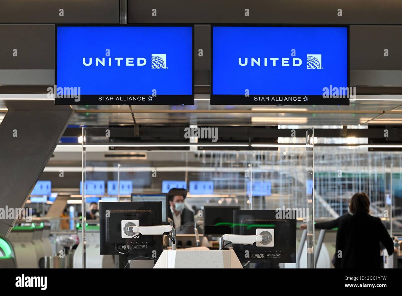 American airlines check in counter hi-res stock photography and images ...