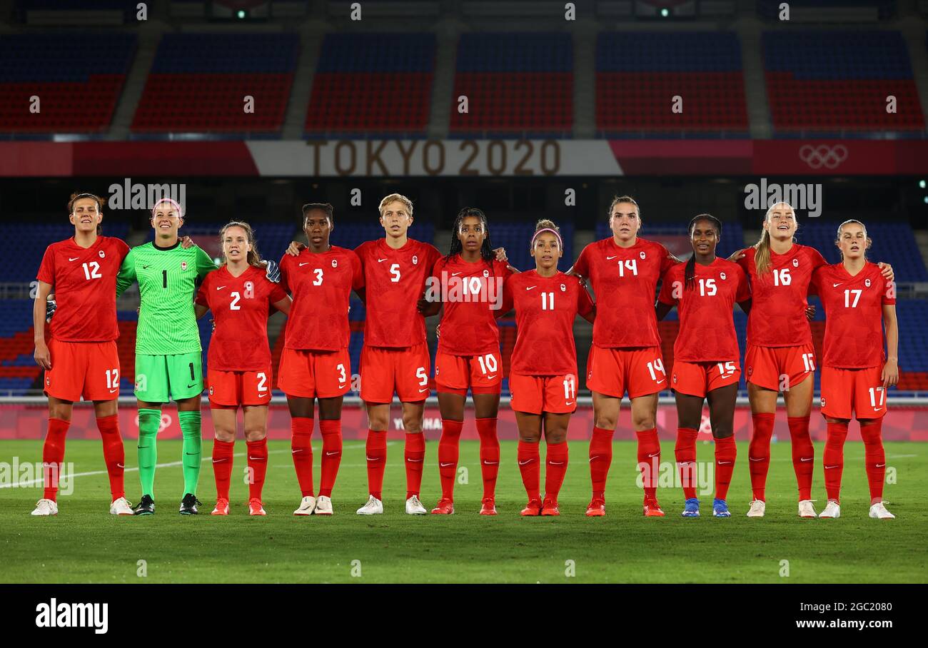 Soccer players line up women hi-res stock photography and images - Alamy