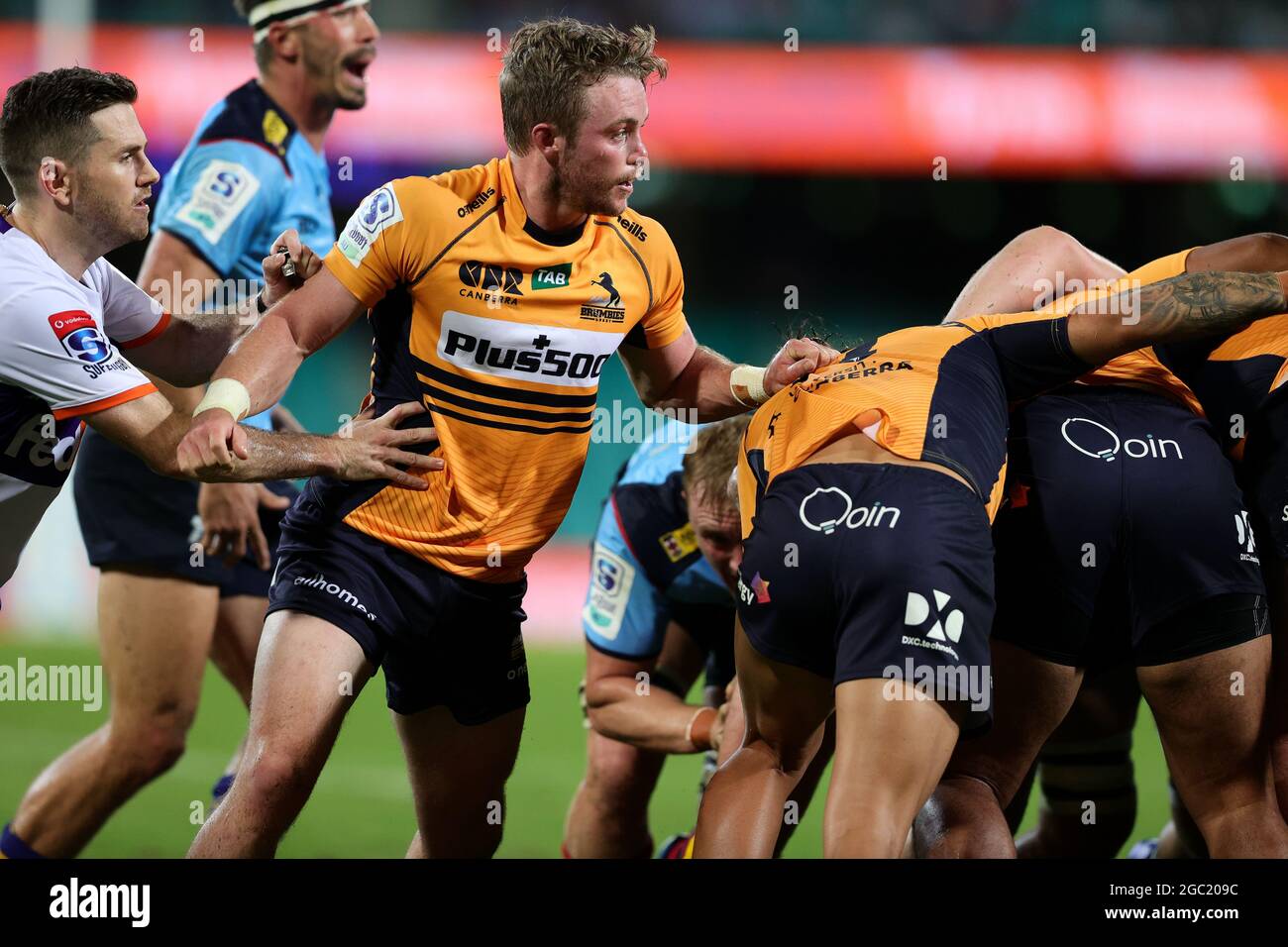 SYDNEY, AUSTRALIA - APRIL 02: Ryan Lonergan of the Brumbies feeds the ...