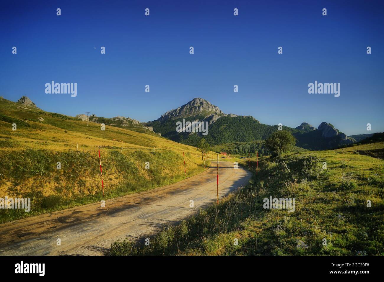 Beautiful scenery of a narrow path in a mountainous landscape Stock ...