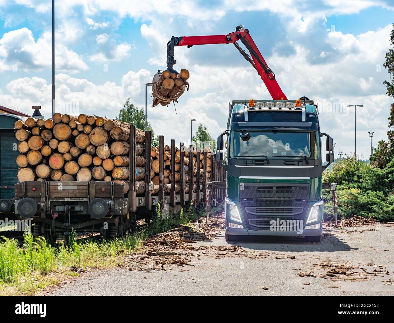 Unloaded lumber hi-res stock photography and images - Alamy