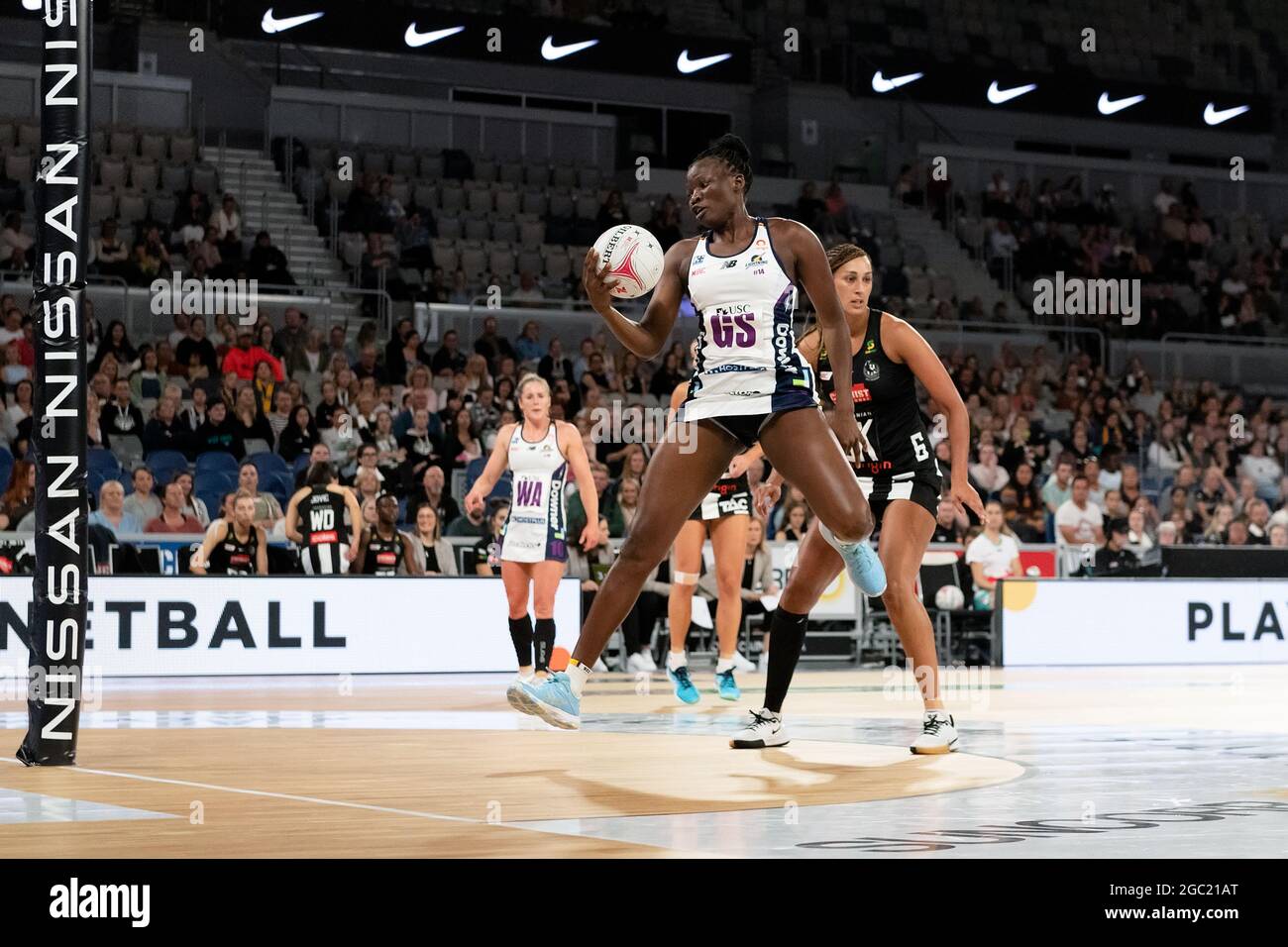 Netball goal shooter hi-res stock photography and images - Alamy