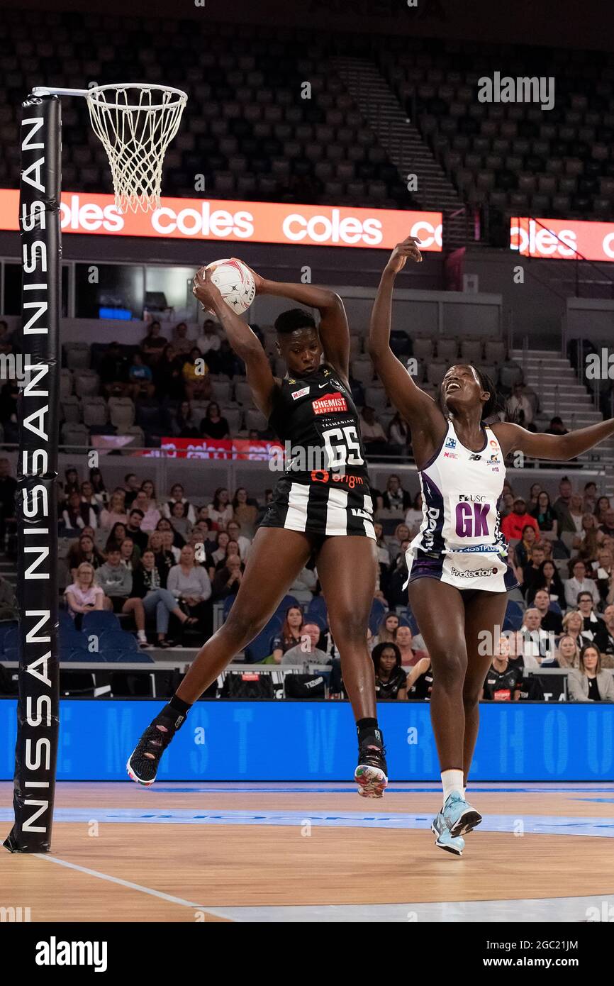 Netball goal keeper hi-res stock photography and images - Alamy